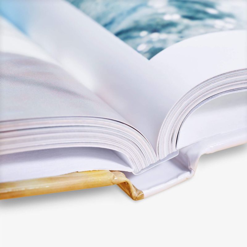 Photo Book Deluxe in 21 x 21 cm square format with high-gloss digital ...