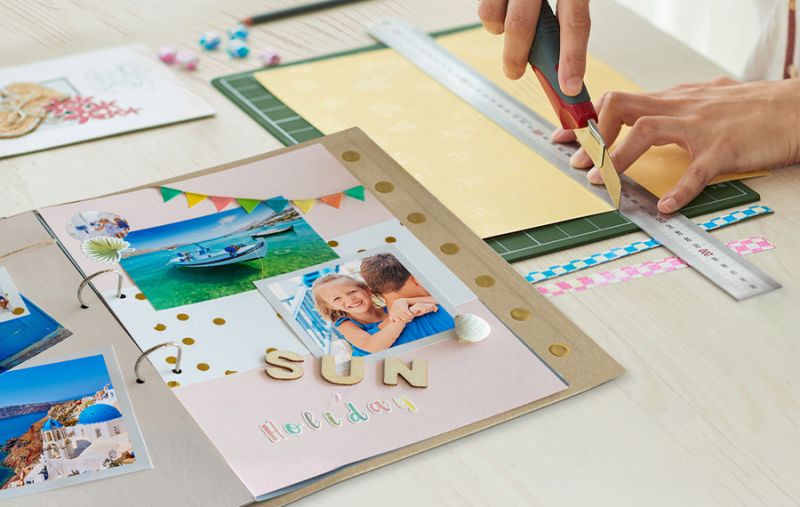 Print digital photos on 9 cm glossy photo paper | ifolor