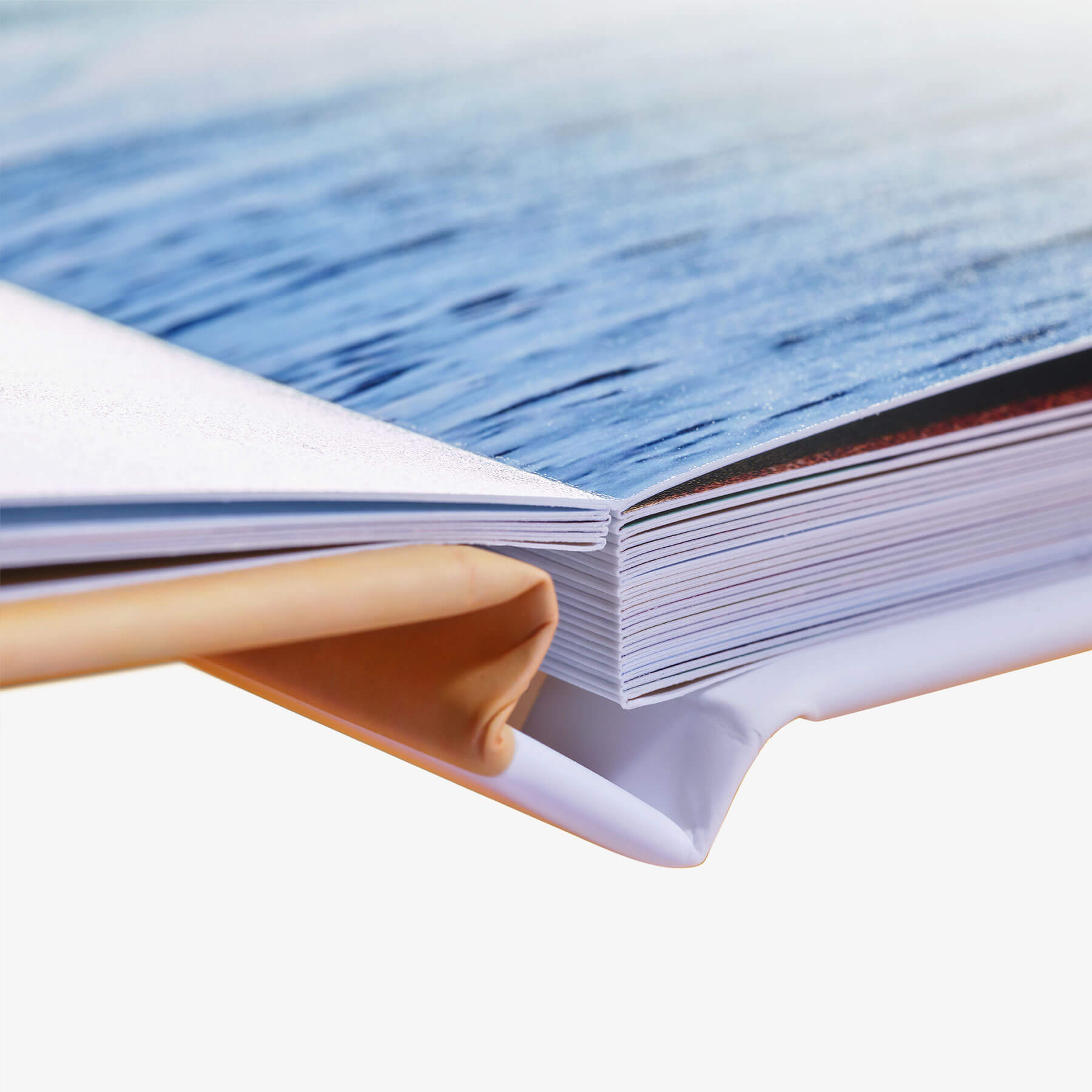 Premium photo paper photo book in 28 x 28 cm square format with matt ...